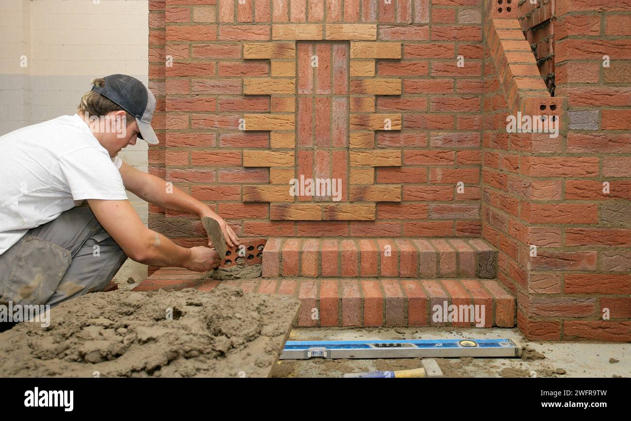 Bricklayer apprentice hi-res stock photography and images - Alamy