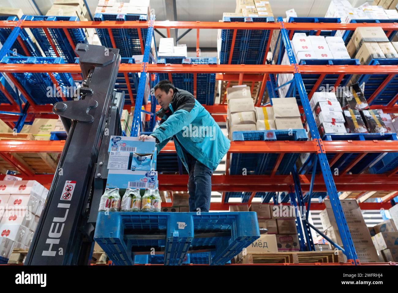 (240201) -- HEIHE, Feb. 1, 2024 (Xinhua) -- A staff member transfers ...