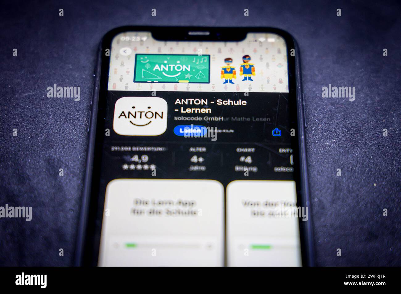 Children with mobiles at school hi-res stock photography and images - Alamy