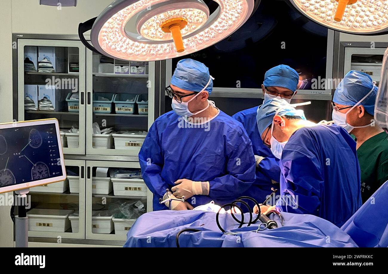 Paralyzed brain implant hi-res stock photography and images - Alamy