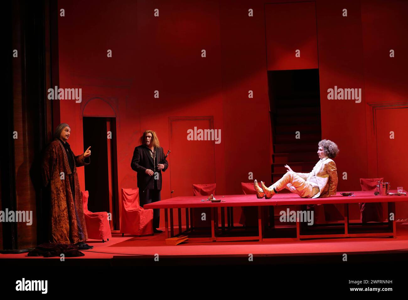 Stefan Jürgens als Tartuffe, Dirk Nocker als Orgon und Skye MacDonald ...