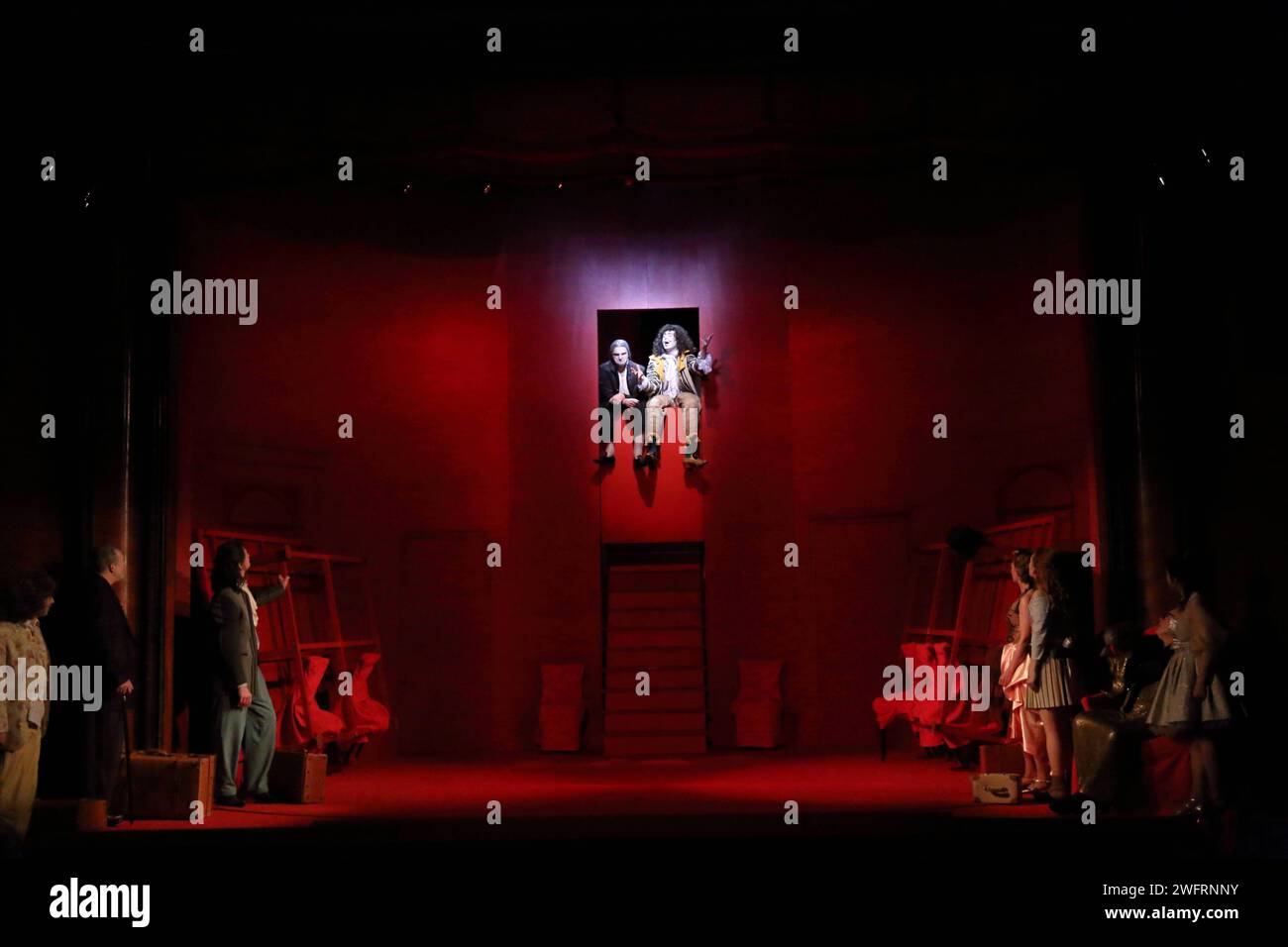 Stefan Jürgens als Tartuffe und Aaron Blanck als Moliere, v.l., sowie ...