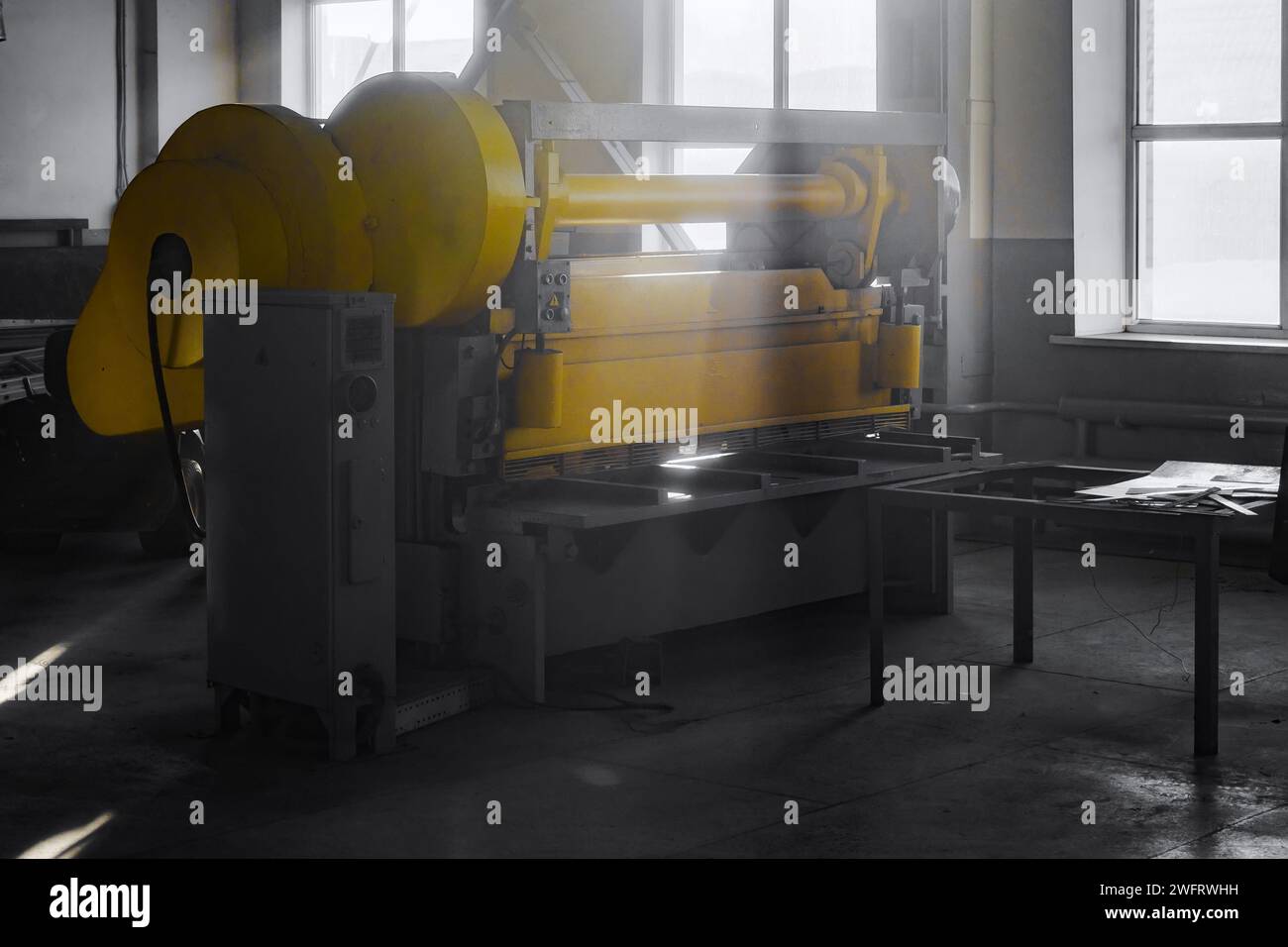 Type of industrial machine for cutting sheets of iron or metal ...