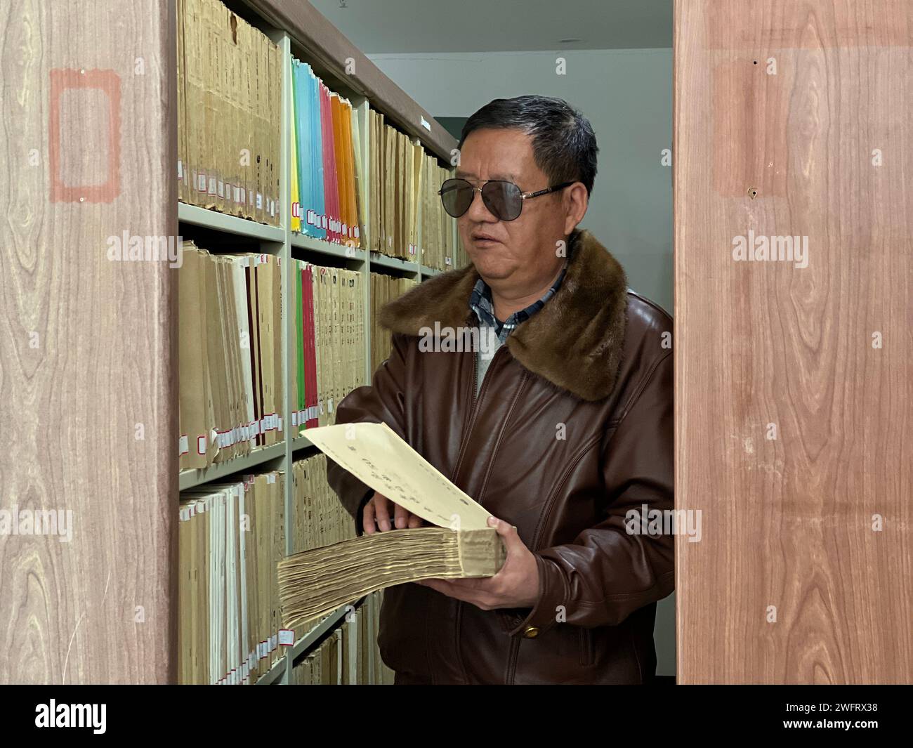 Kunming, China's Yunnan Province. 3rd Jan, 2024. Peng Bin reads a book ...