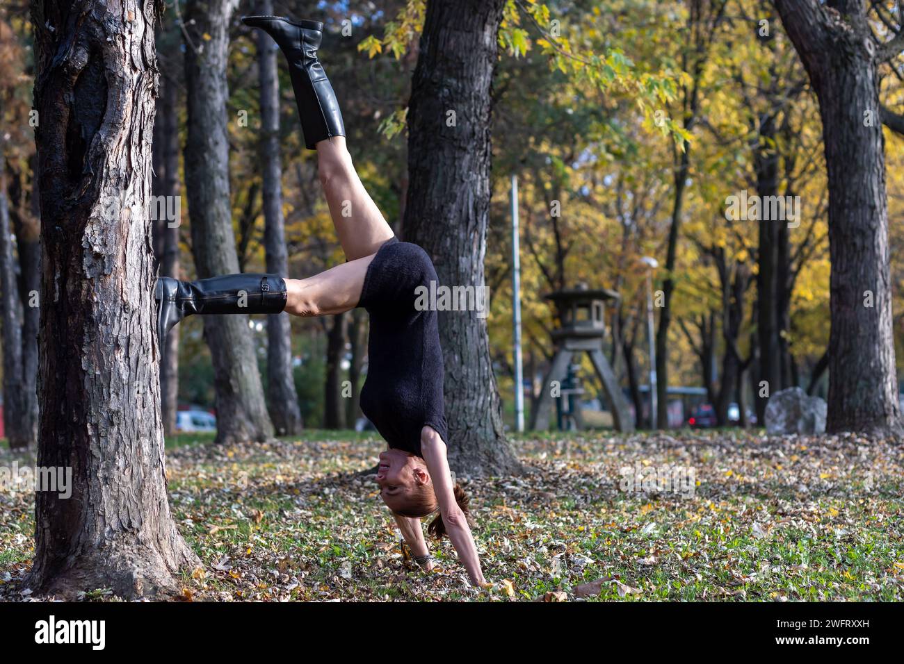 Stand pose hi-res stock photography and images - Alamy
