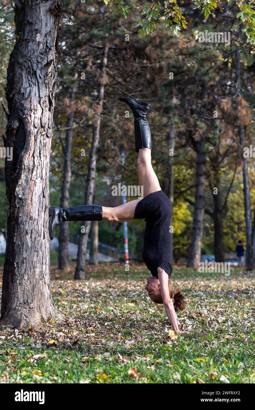 Stand pose hi-res stock photography and images - Alamy