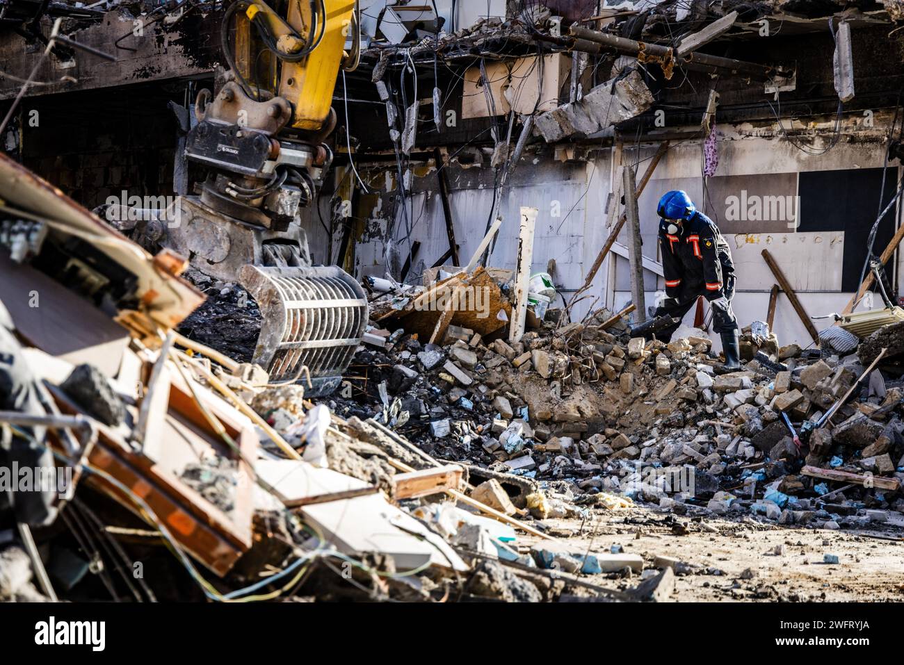 ROTTERDAM - A search is underway for the missing people at the site ...