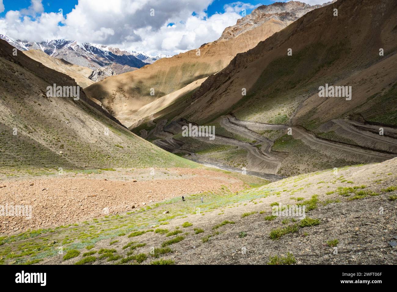 The road down from the Singe La Pass (Singge La, 15,590 feet), Zanskar ...