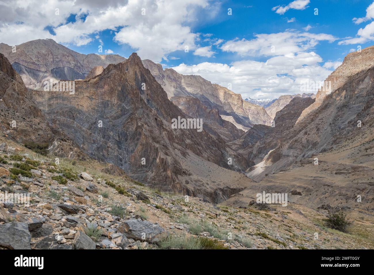 High desert scenery trekking to Zanskar, Ladakh, India Stock Photo - Alamy