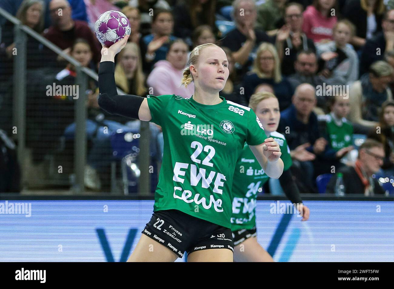 Oldenburg, Deutschland. 31st Jan, 2024. v.li.: Lotta Röpcke (VfL ...