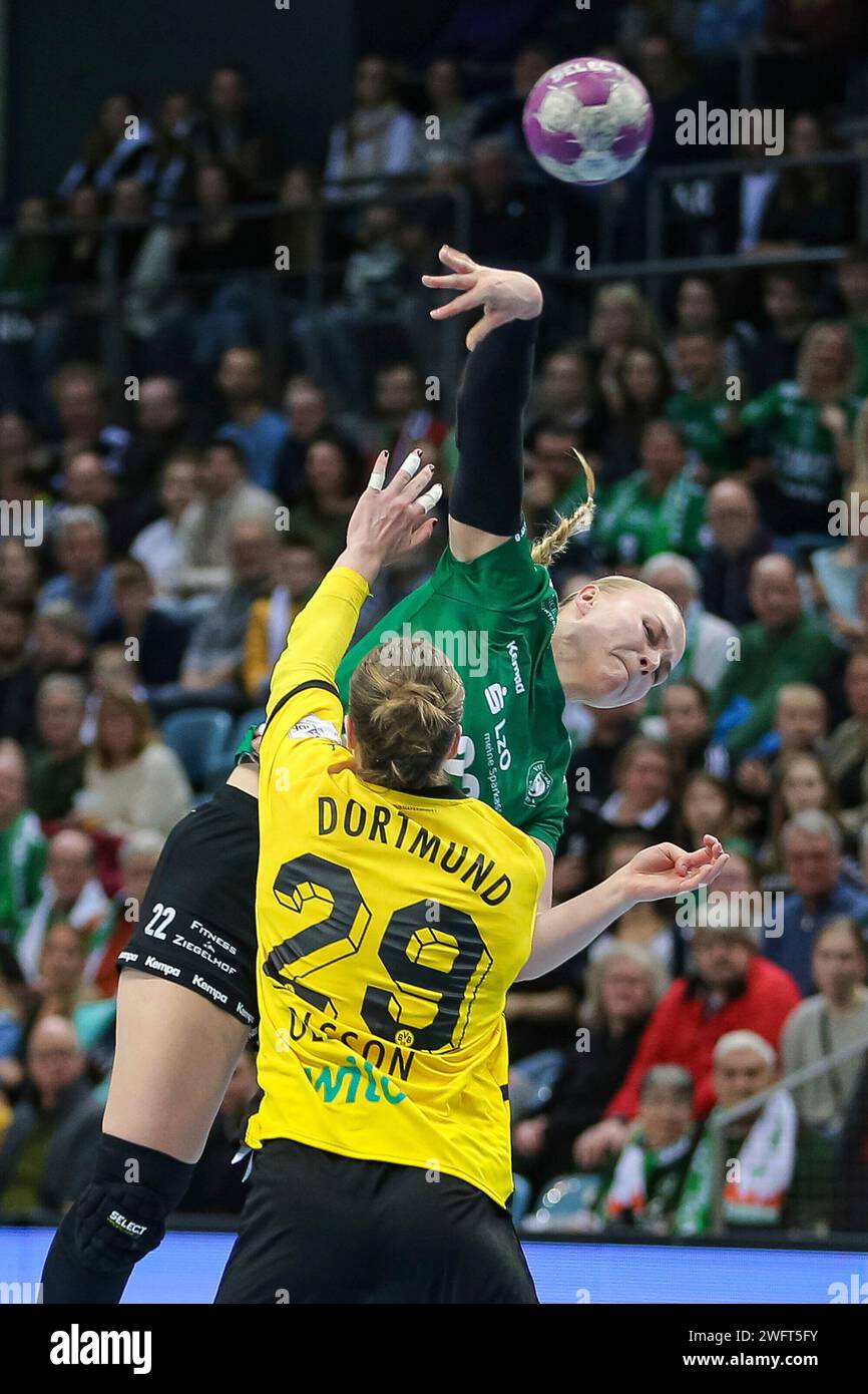Oldenburg, Deutschland. 31st Jan, 2024. v.li.: Emma Olsson (Borussia ...