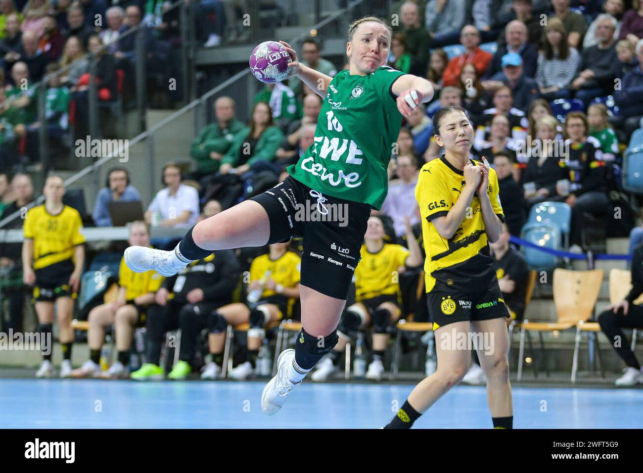 Oldenburg, Deutschland. 31st Jan, 2024. v.li.: Lena Feiniler (VfL ...