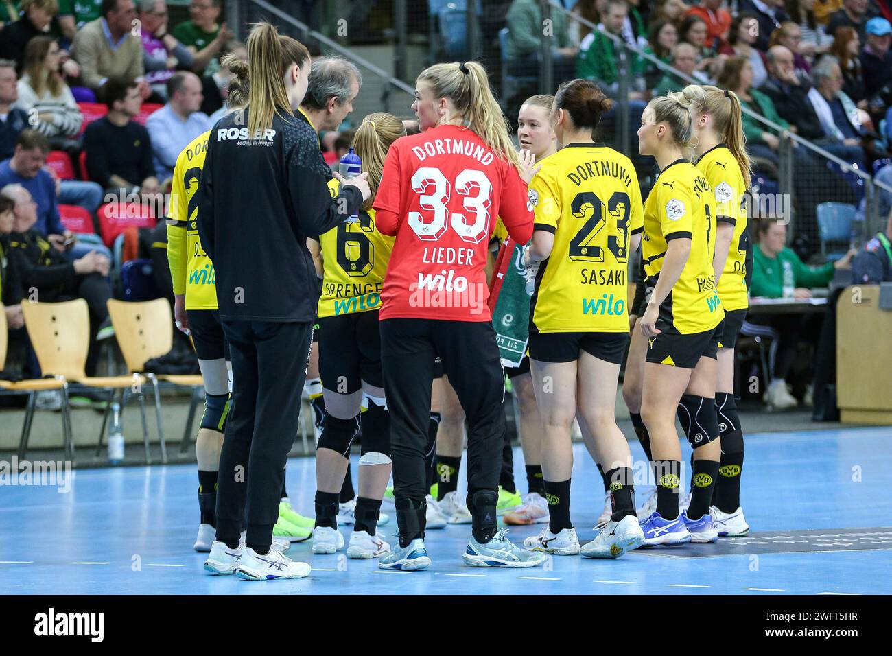Oldenburg, Deutschland. 31st Jan, 2024. v.li.: Spielerinnen von Borussia Dortmund, BVB während ...