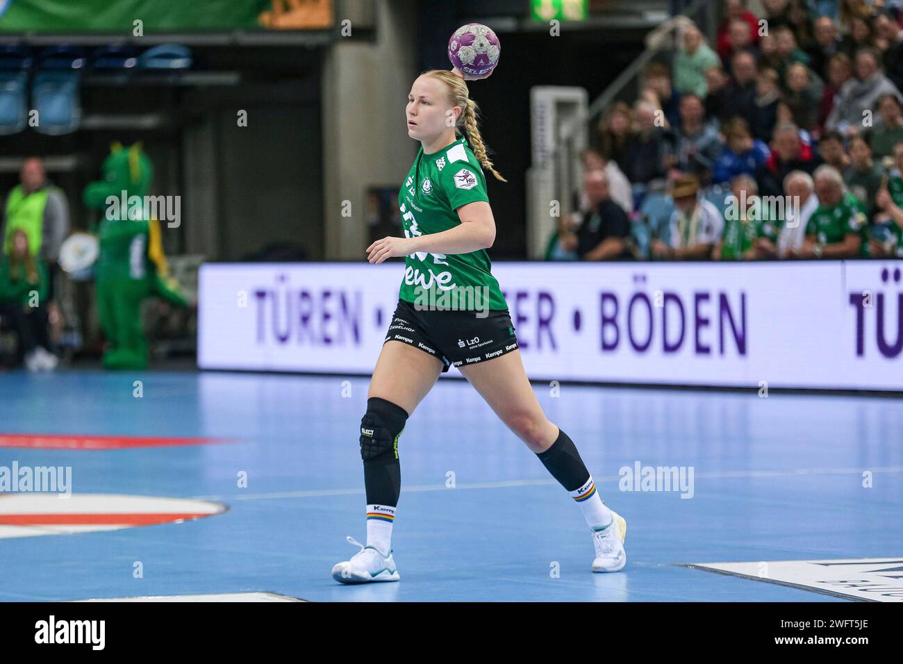 Oldenburg, Deutschland. 31st Jan, 2024. v.li.: Lotta Röpcke (VfL ...