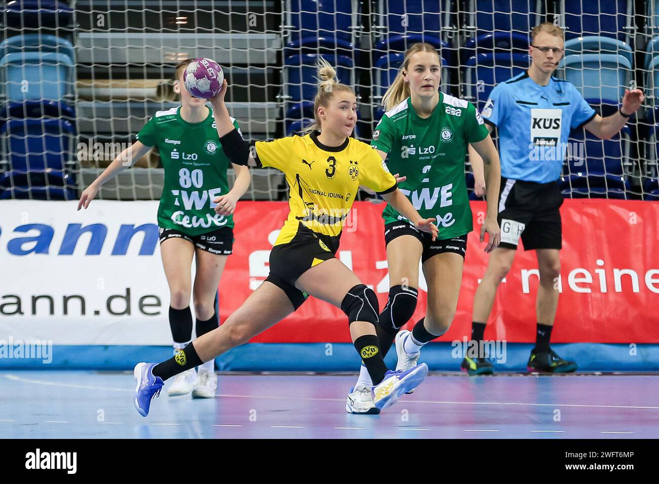 Oldenburg, Deutschland. 31st Jan, 2024. v.li.: Lena Hausherr (Borussia ...