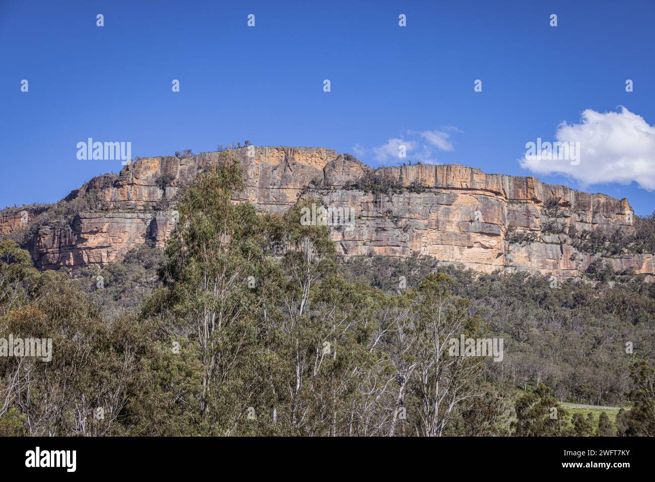 Blue mountains overlooking the Wolgan Valley, New South Wales ...