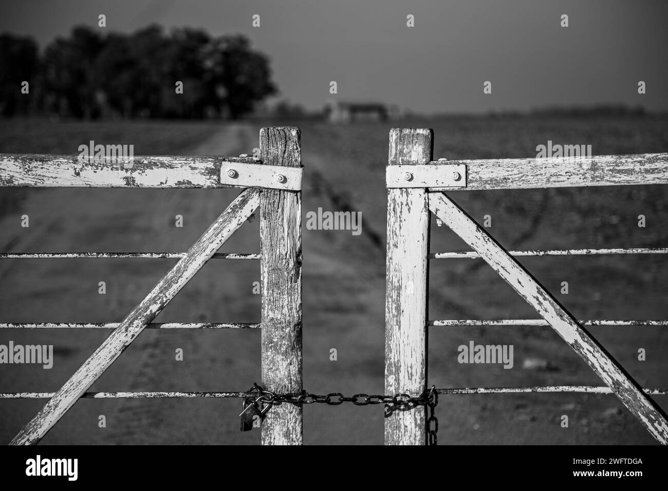 Broken chain link fence hi-res stock photography and images - Alamy