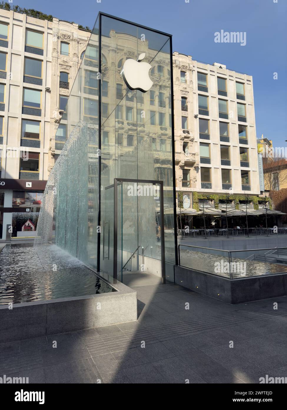 Milano apple store hi-res stock photography and images - Alamy