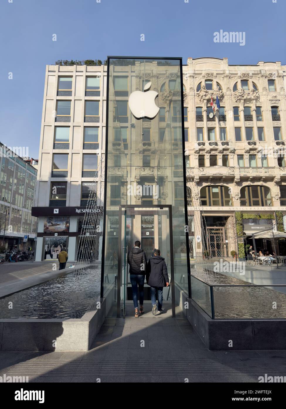Milano apple store hi-res stock photography and images - Alamy