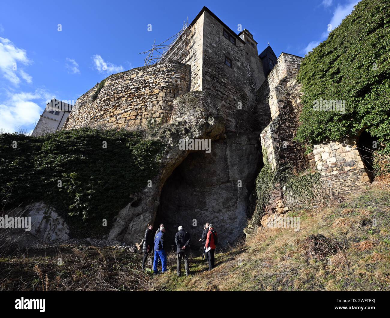Ranis, Germany. 01st Feb, 2024. Visitors and archaeologists visit the ...