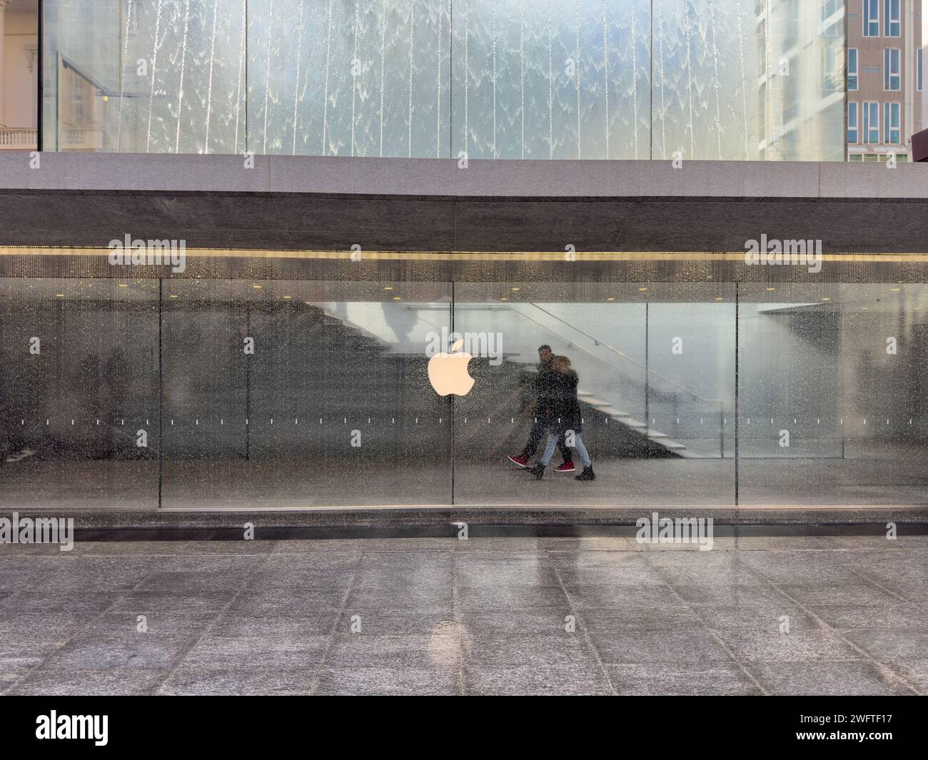 Milano apple store hi-res stock photography and images - Alamy