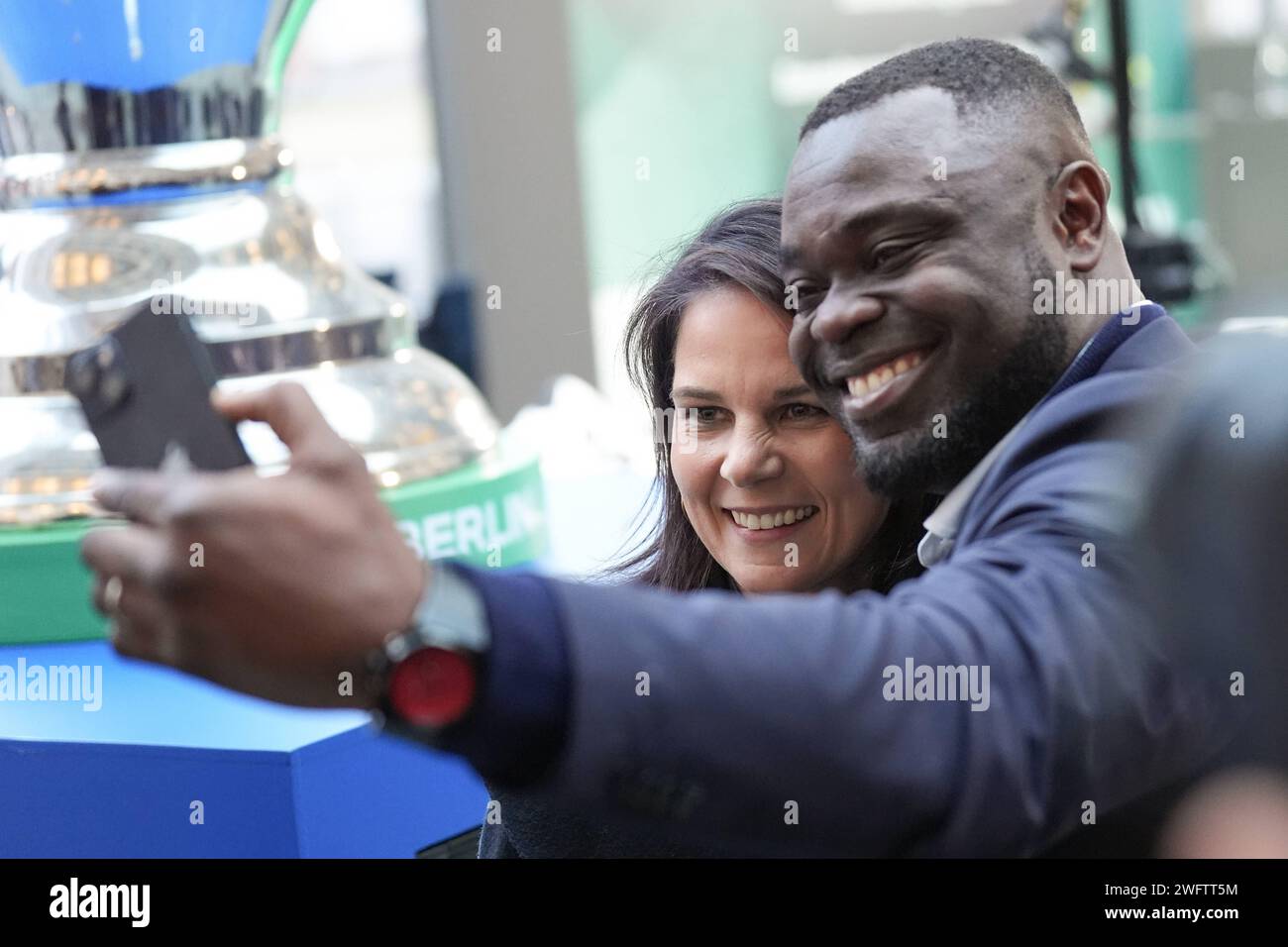 EM - Kick-Off im Auswaertigen Amt Gerald Asamoah macht ein Selfie mit ...