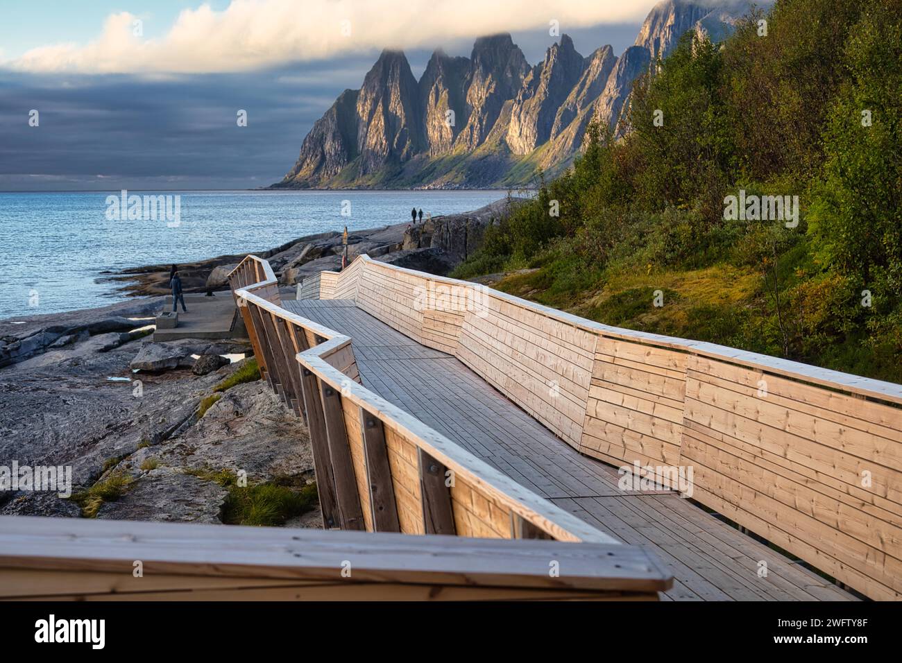 Coastal section Tungeneset, Devil's Teeth, Okshornan mountain range ...