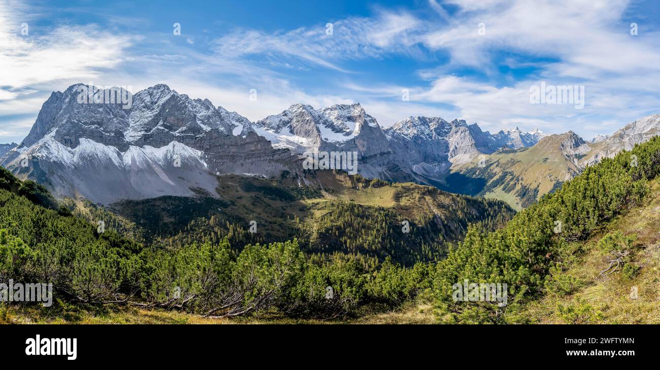 Mountain panorama with steep rocky peaks, view of Laliderspitze ...
