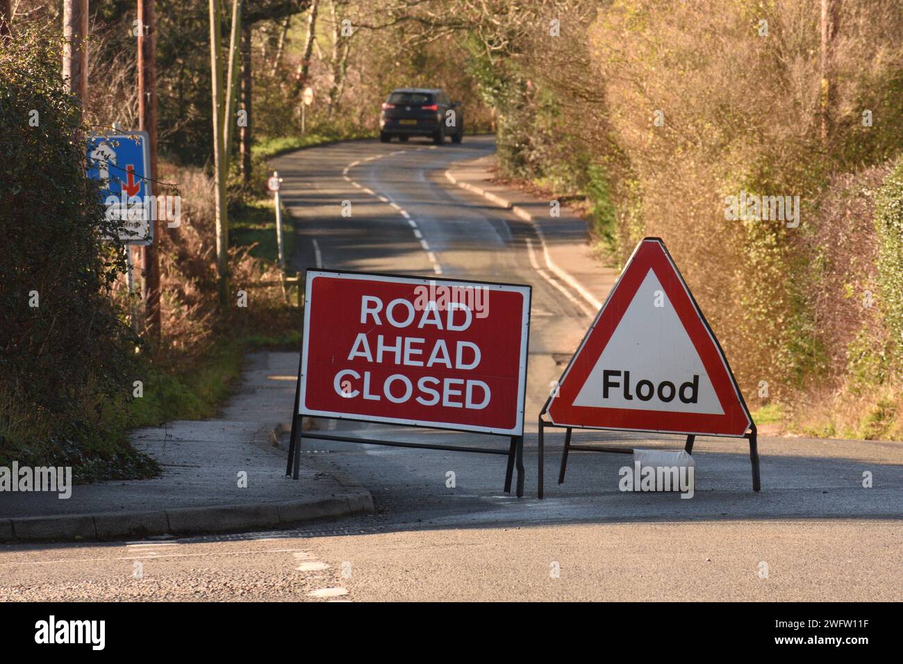 Road-closed flood warning signs Stock Photo - Alamy