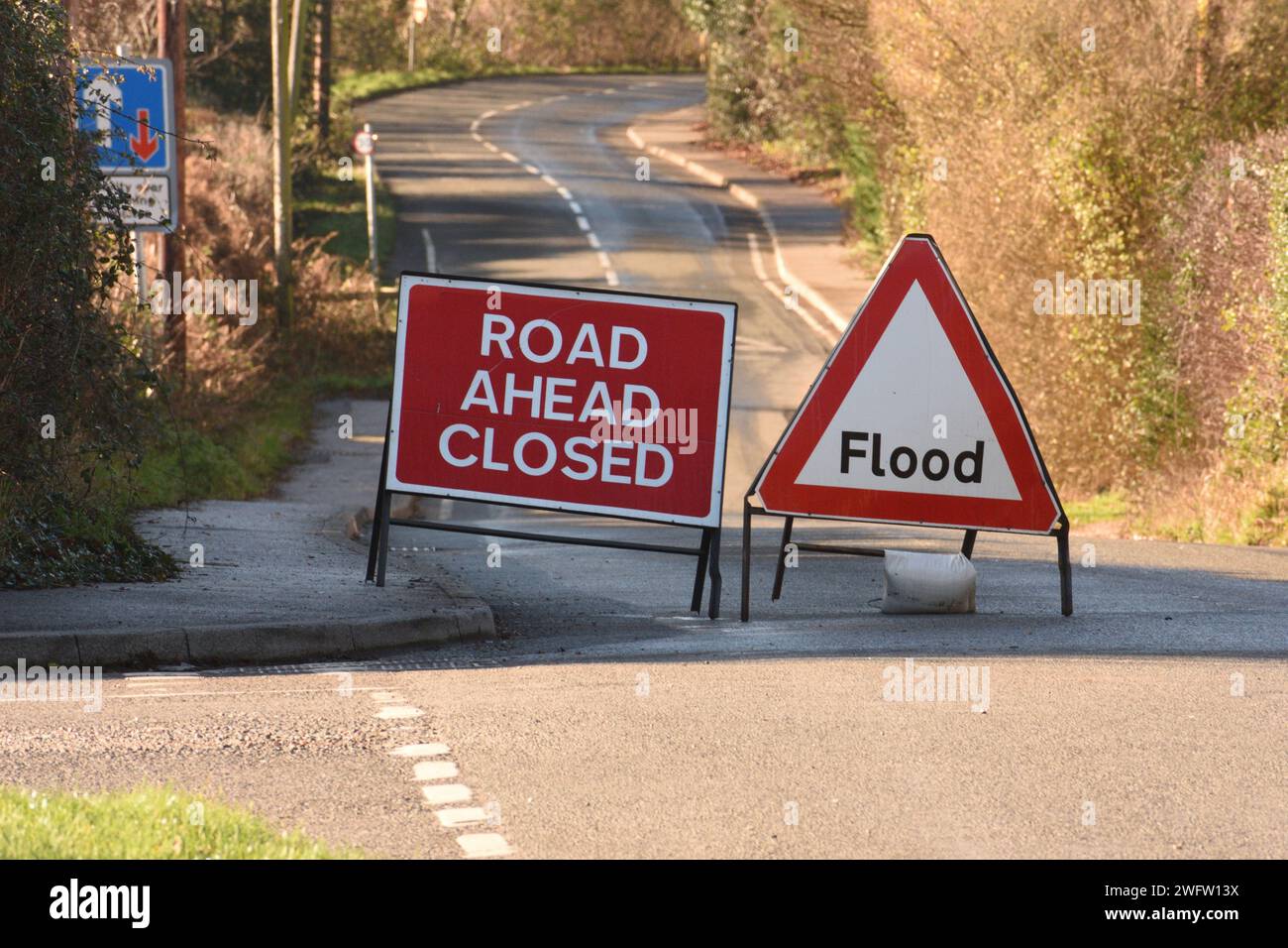 Road-closed flood warning signs Stock Photo - Alamy