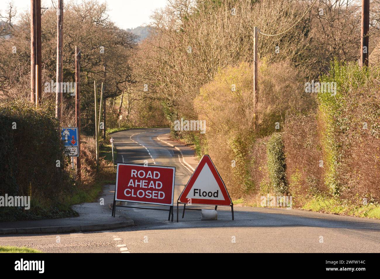 Road-closed flood warning signs Stock Photo - Alamy