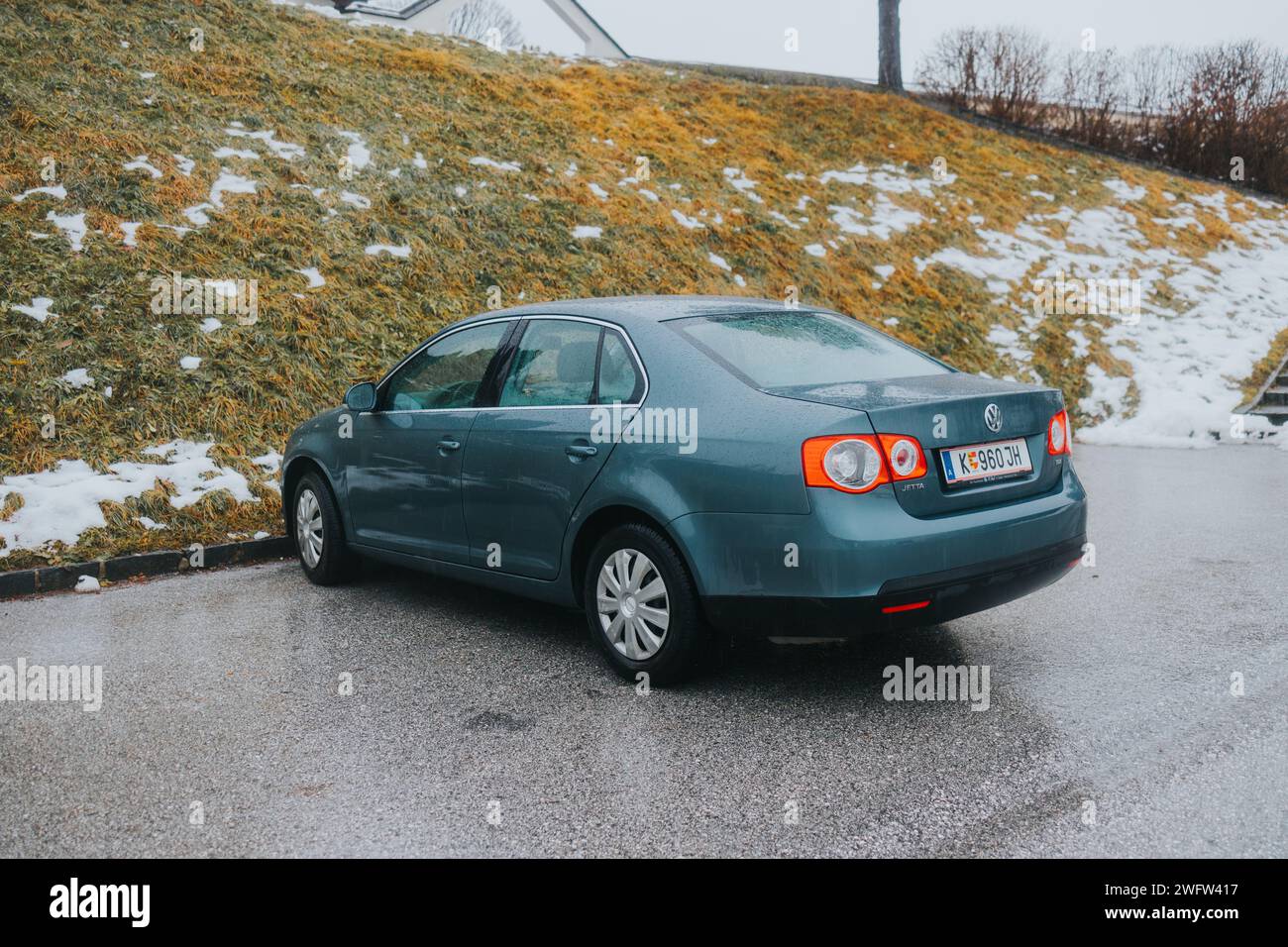 Curb car hi-res stock photography and images - Alamy