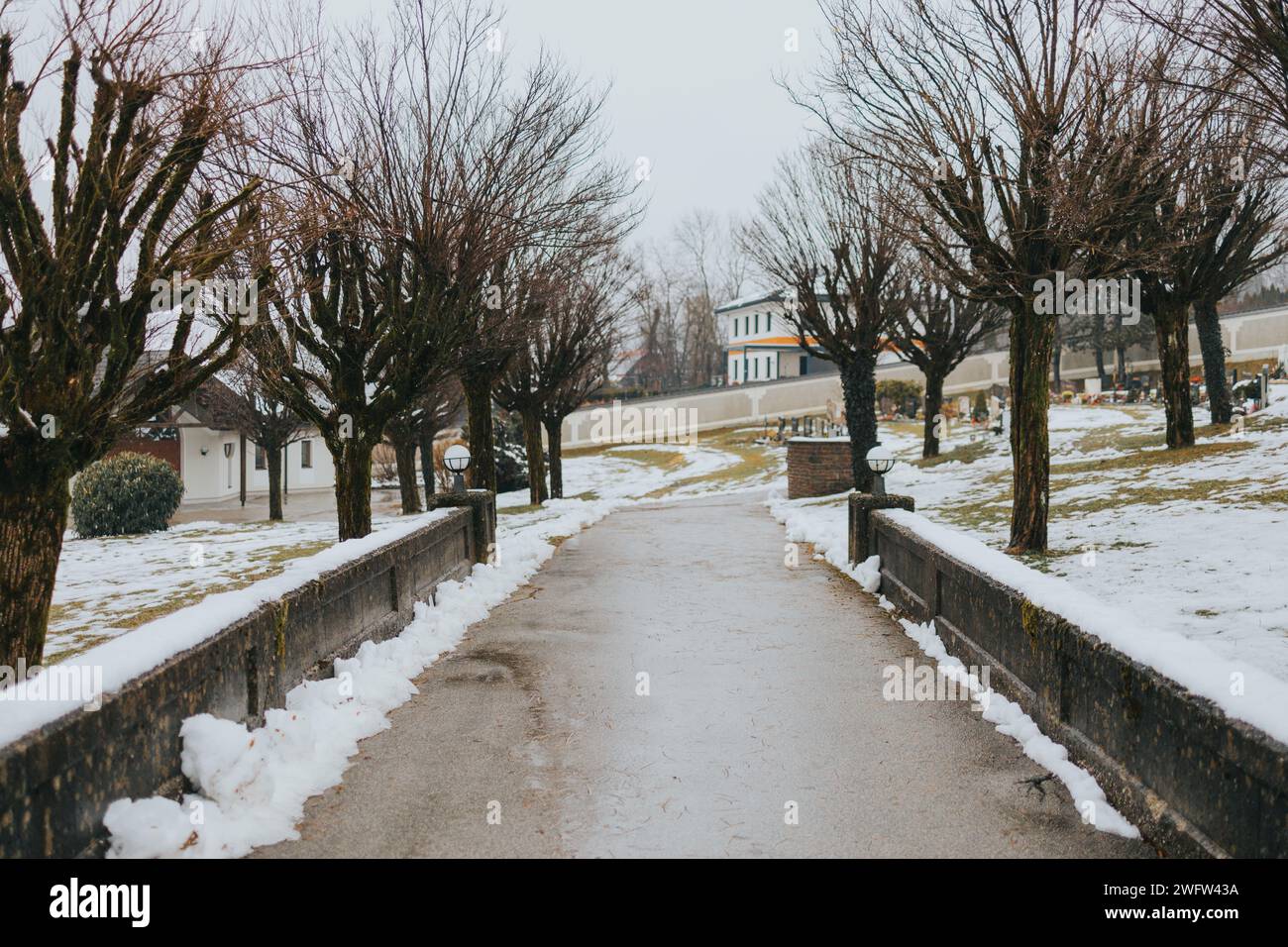 Covered walkway covered sidewalk hi-res stock photography and images ...