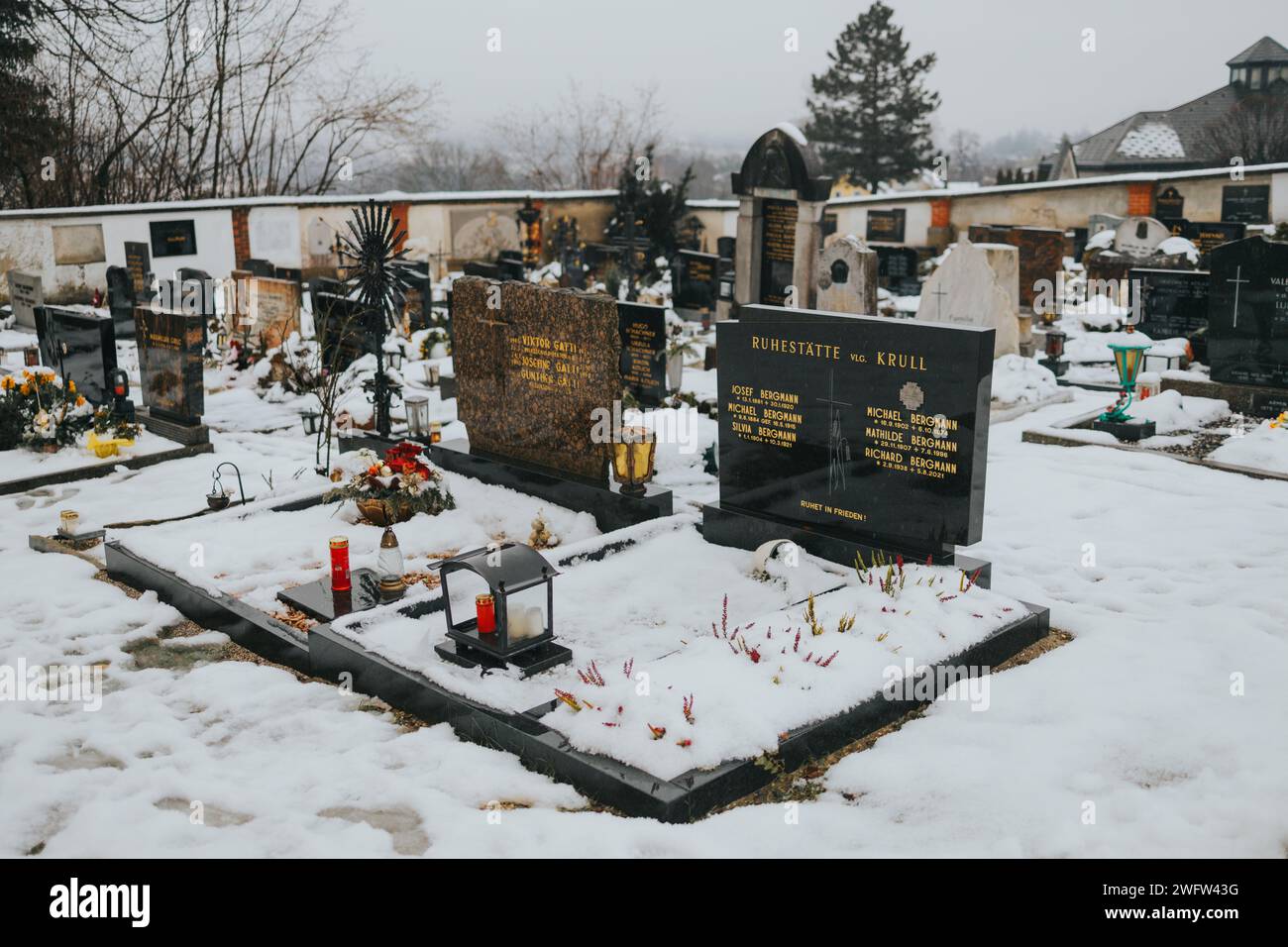 Snow cemetery hi-res stock photography and images - Alamy