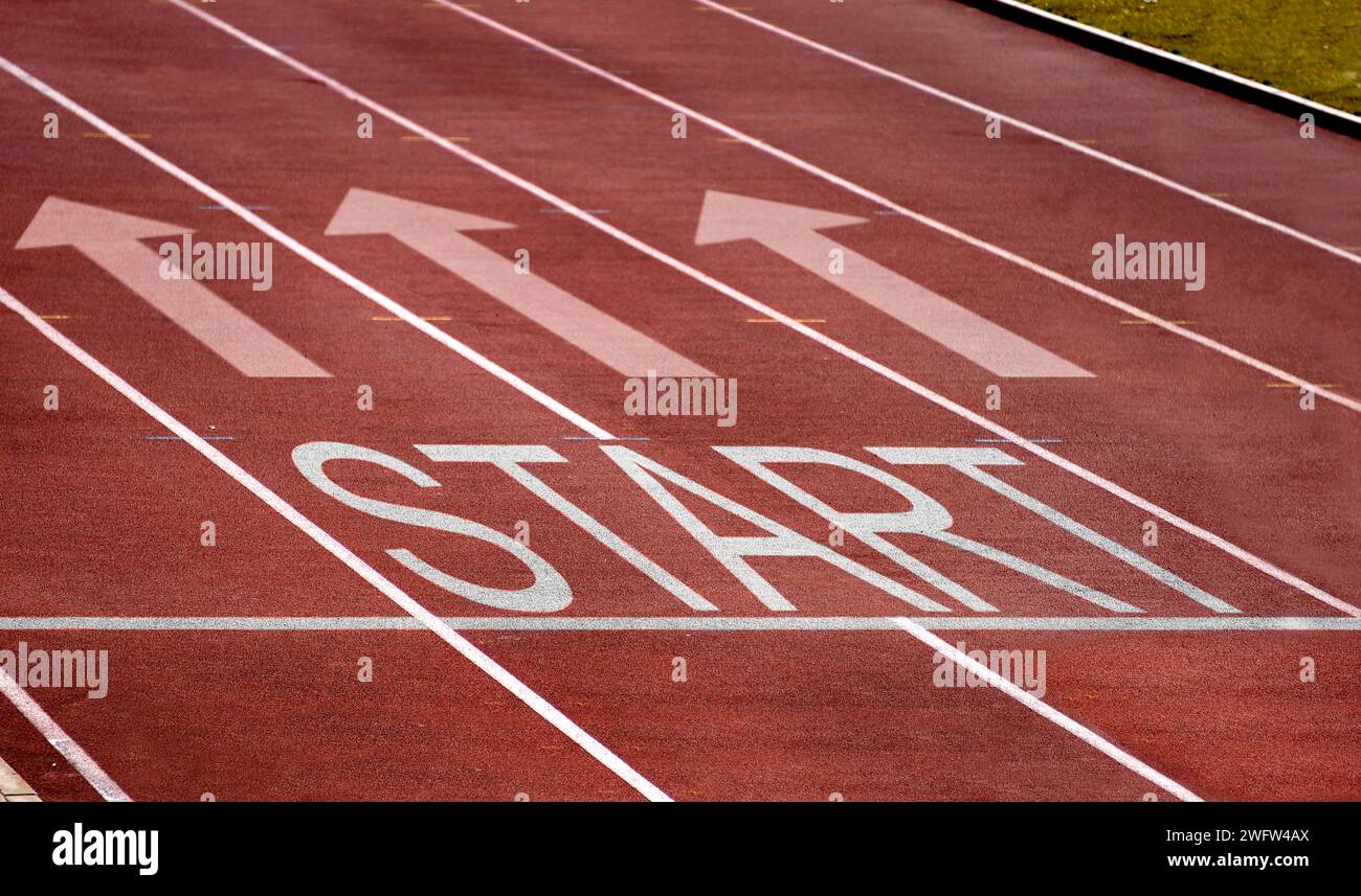 Start written on running track at stadium Stock Photo - Alamy