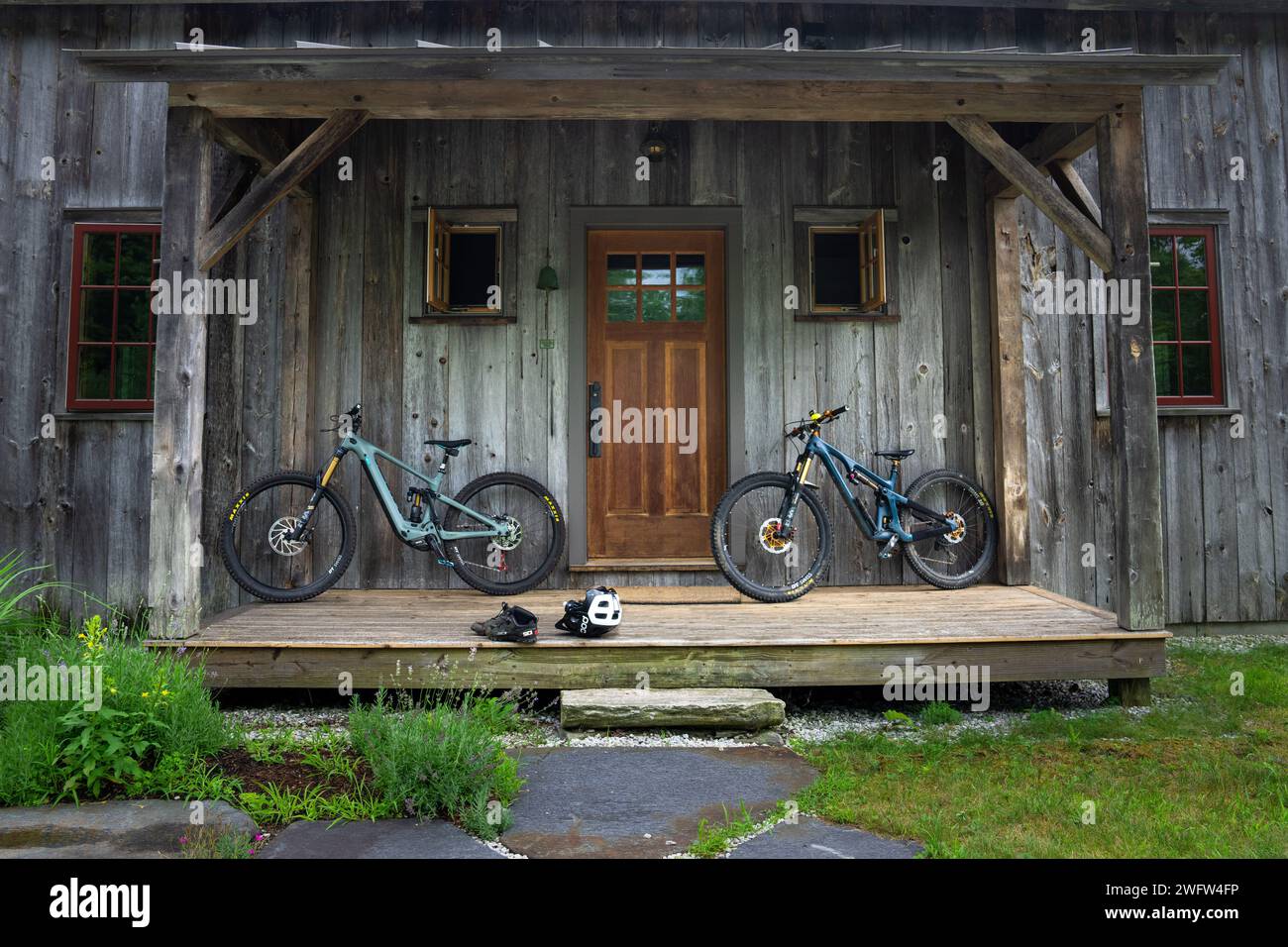 A rural cabin in Vermont with mountain bikes Stock Photo - Alamy