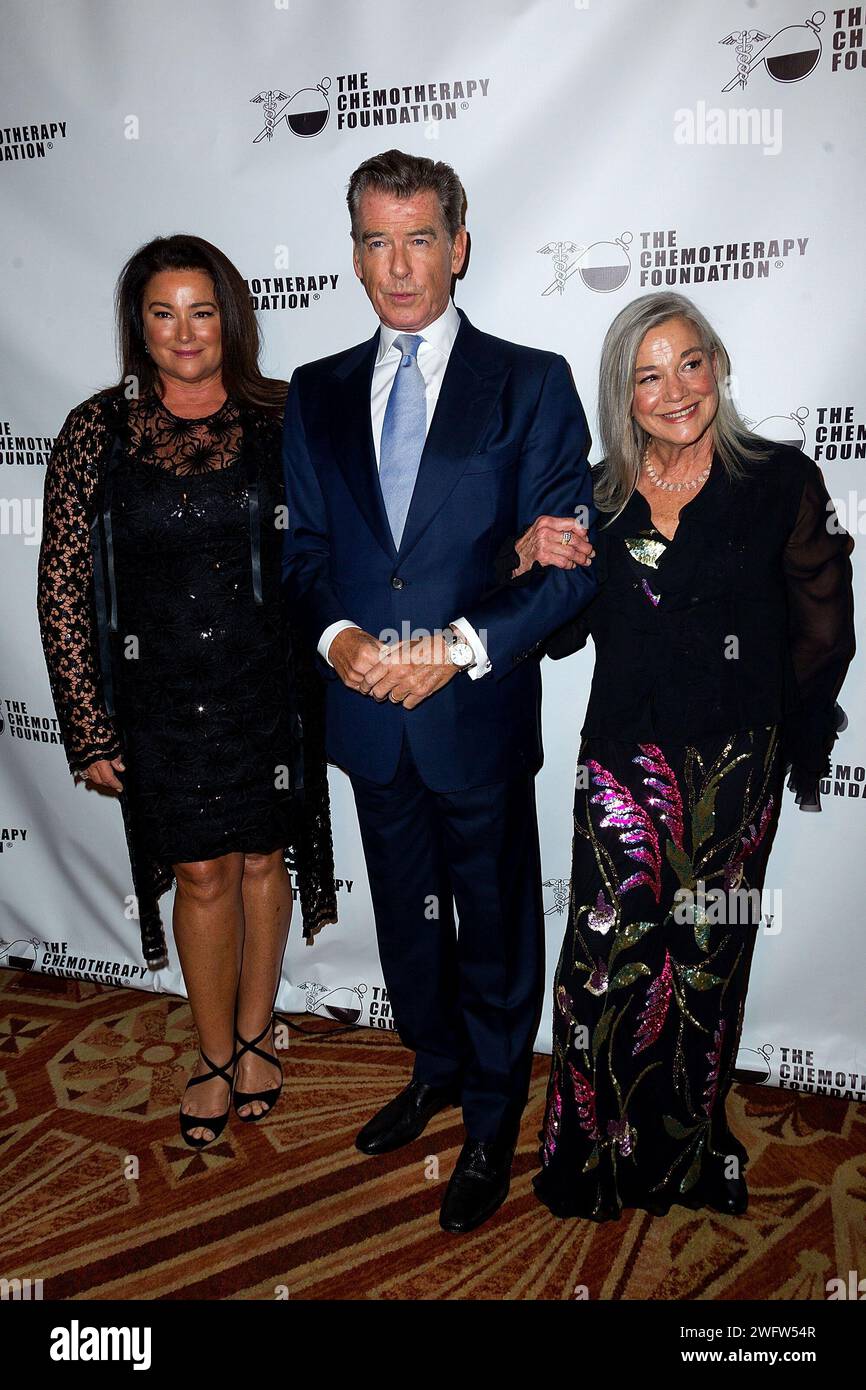 Pierce brosnan and keely shaye s hi-res stock photography and images ...