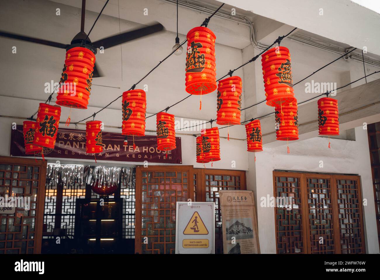 Chinese interior in a chinese restaurant Stock Photo - Alamy