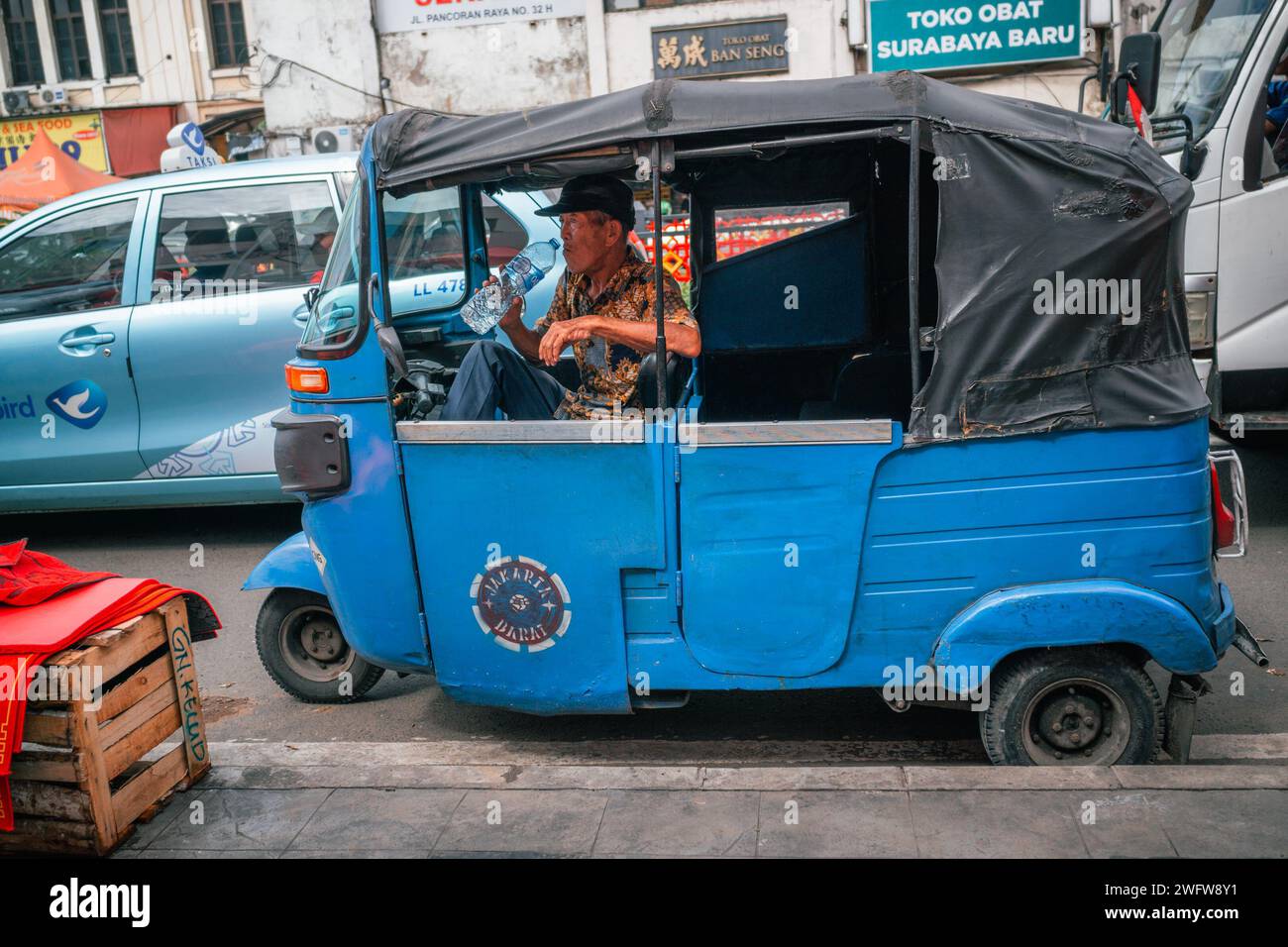 Auto rickshaw park at the side of the road Stock Photo - Alamy