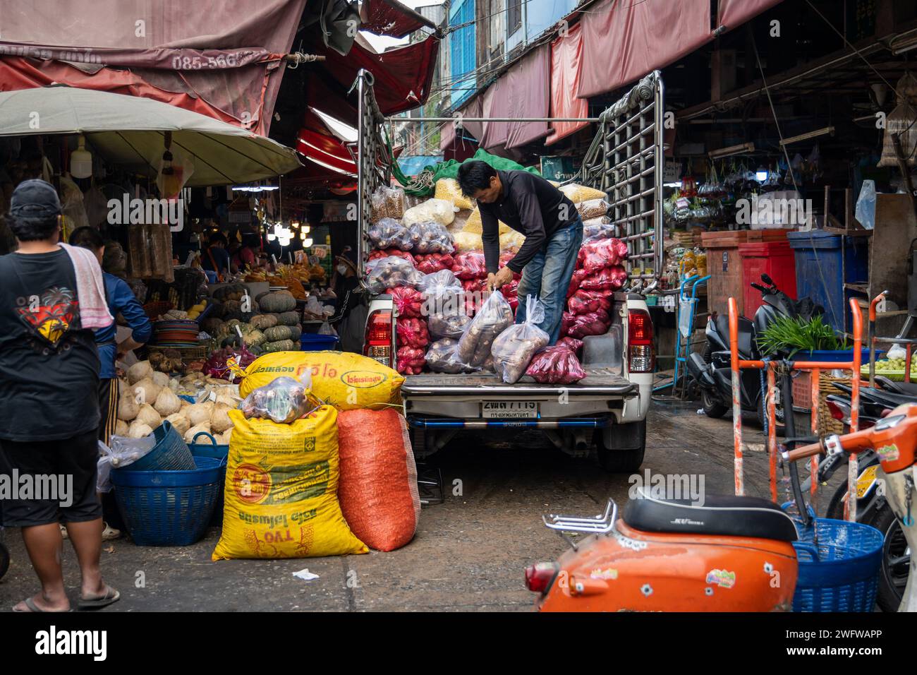 Truck unloading fruits hi-res stock photography and images - Alamy