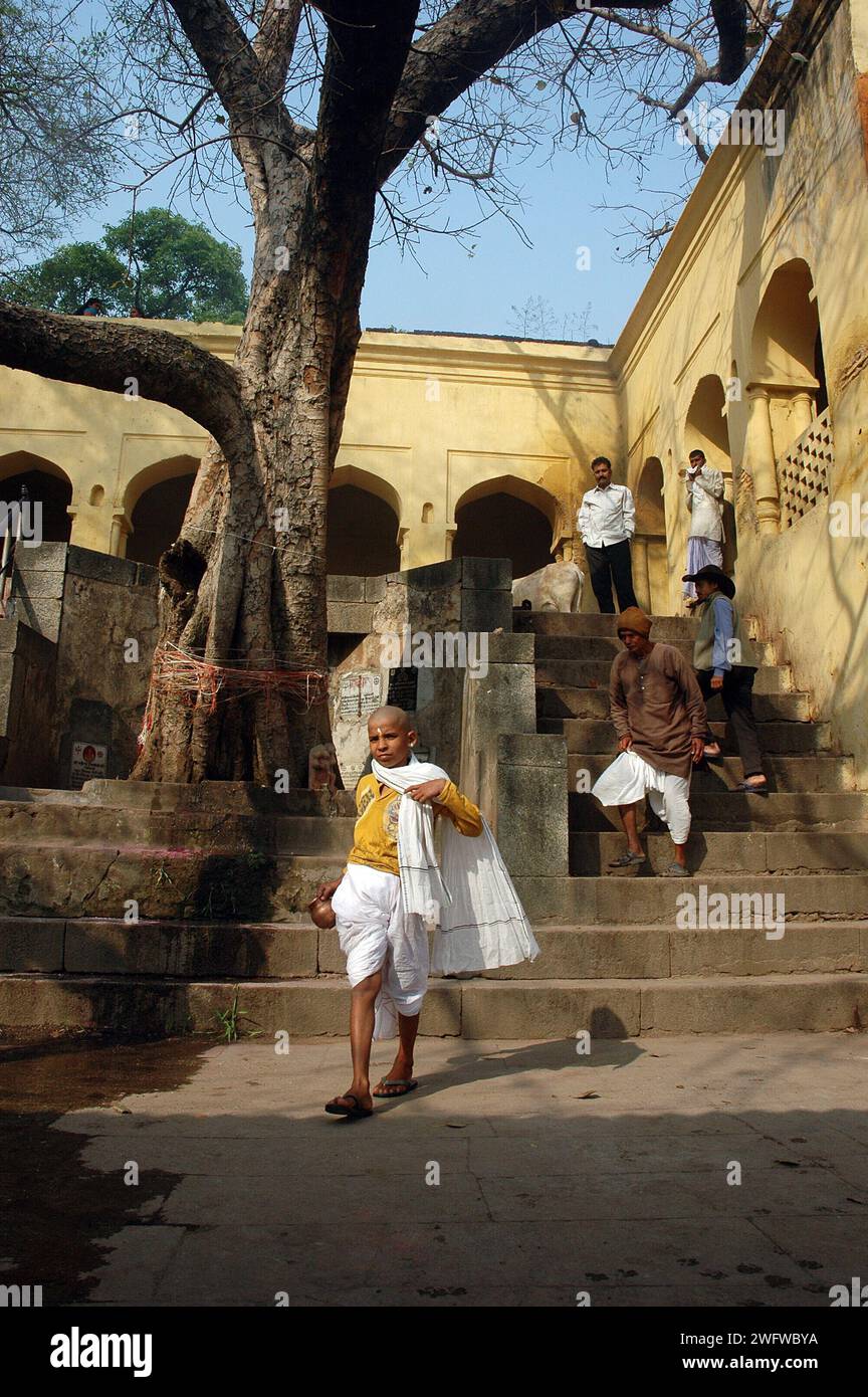 Devotees going to offer Pind to dead relatives. Pind Daan is a Hindu ...