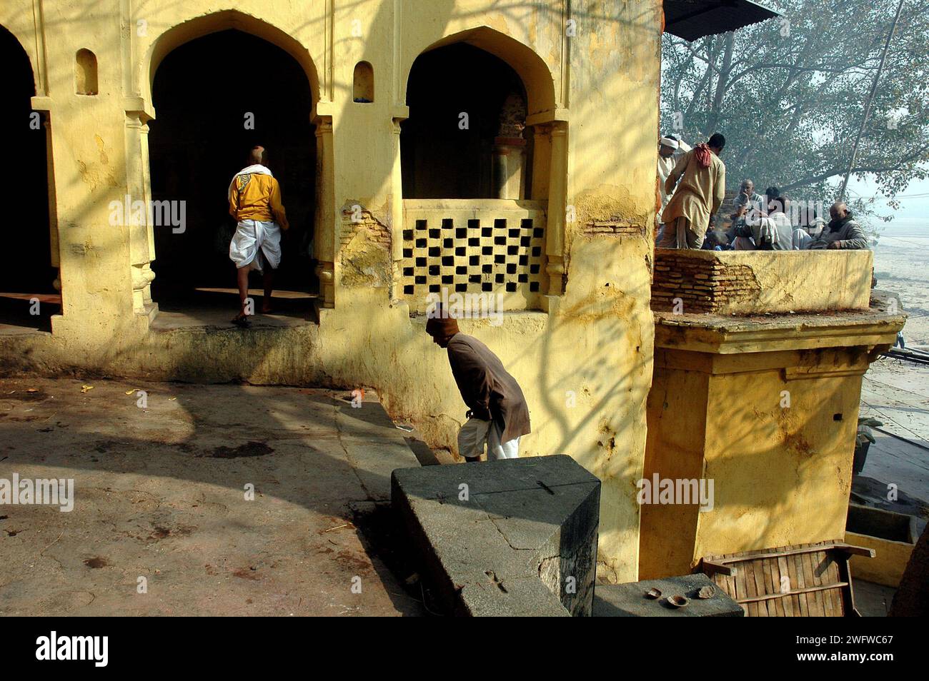 Devotees going to offer Pind to dead relatives. Pind Daan is a Hindu ...