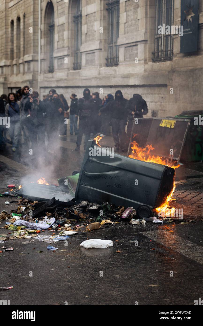 Paris, France. 01st Feb, 2024. Trash cans burn at the main entrance of ...