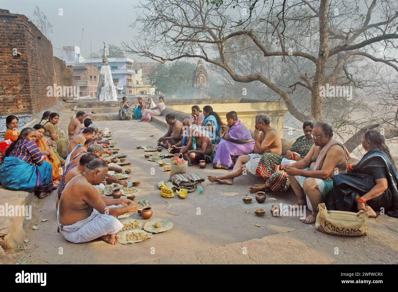 Devotees offer Pind to dead relatives. Pind Daan is a Hindu service in ...
