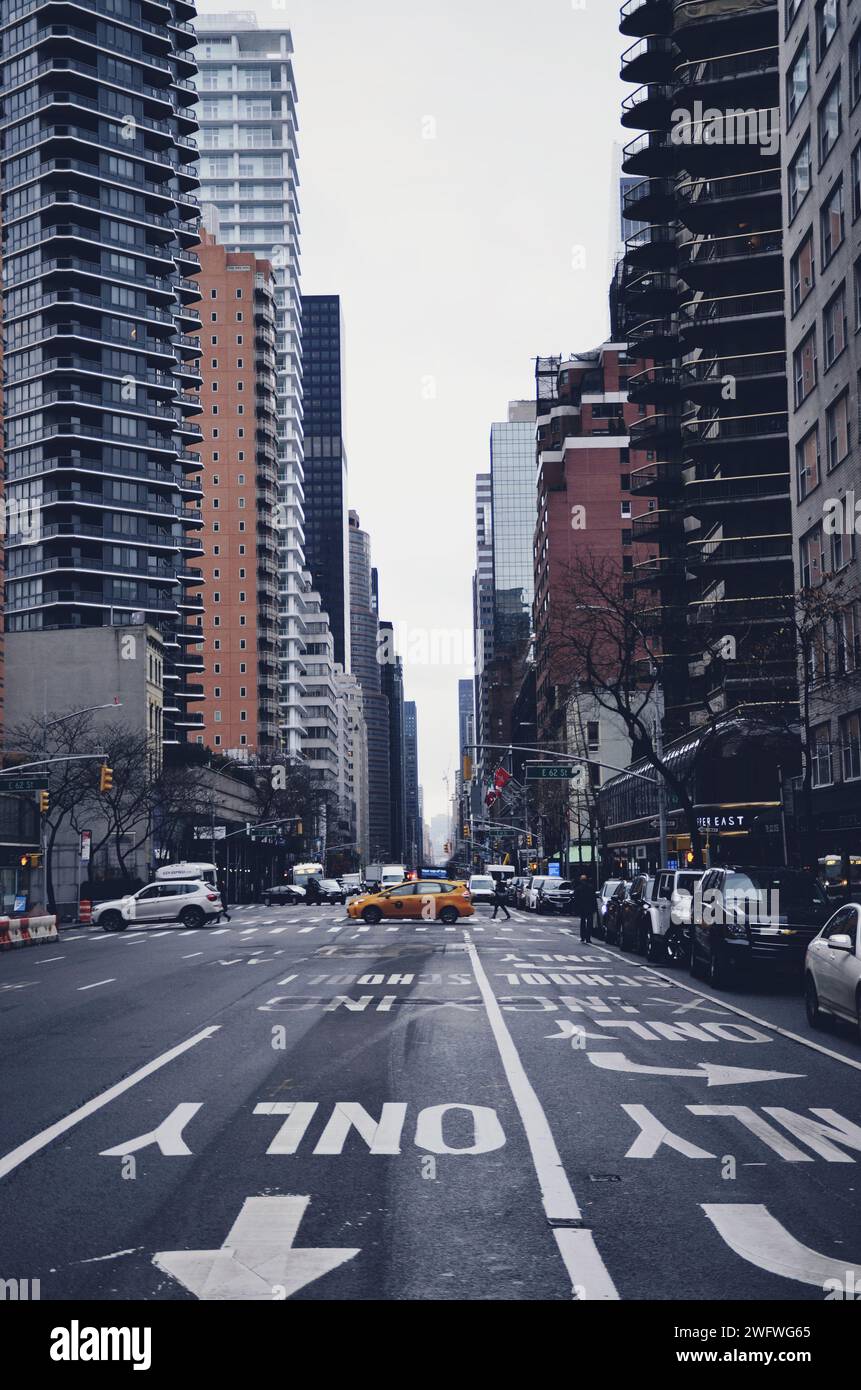 Downtown manhattan street hi-res stock photography and images - Alamy