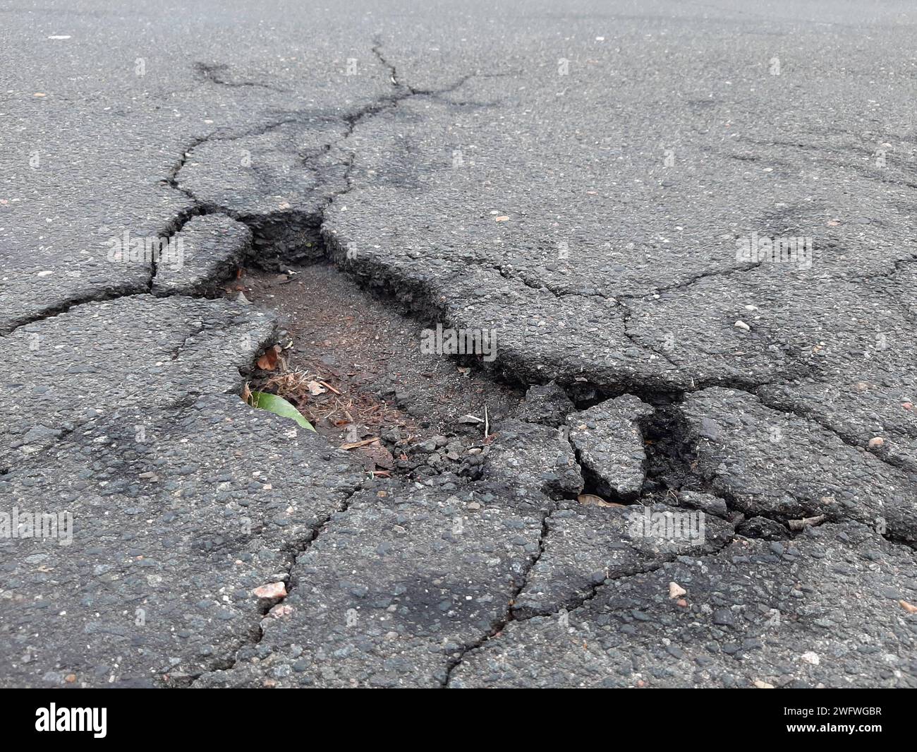 Straßenabschnitt mit Schlagloch im Asphalt Hamburg Hamburg Deutschland ...