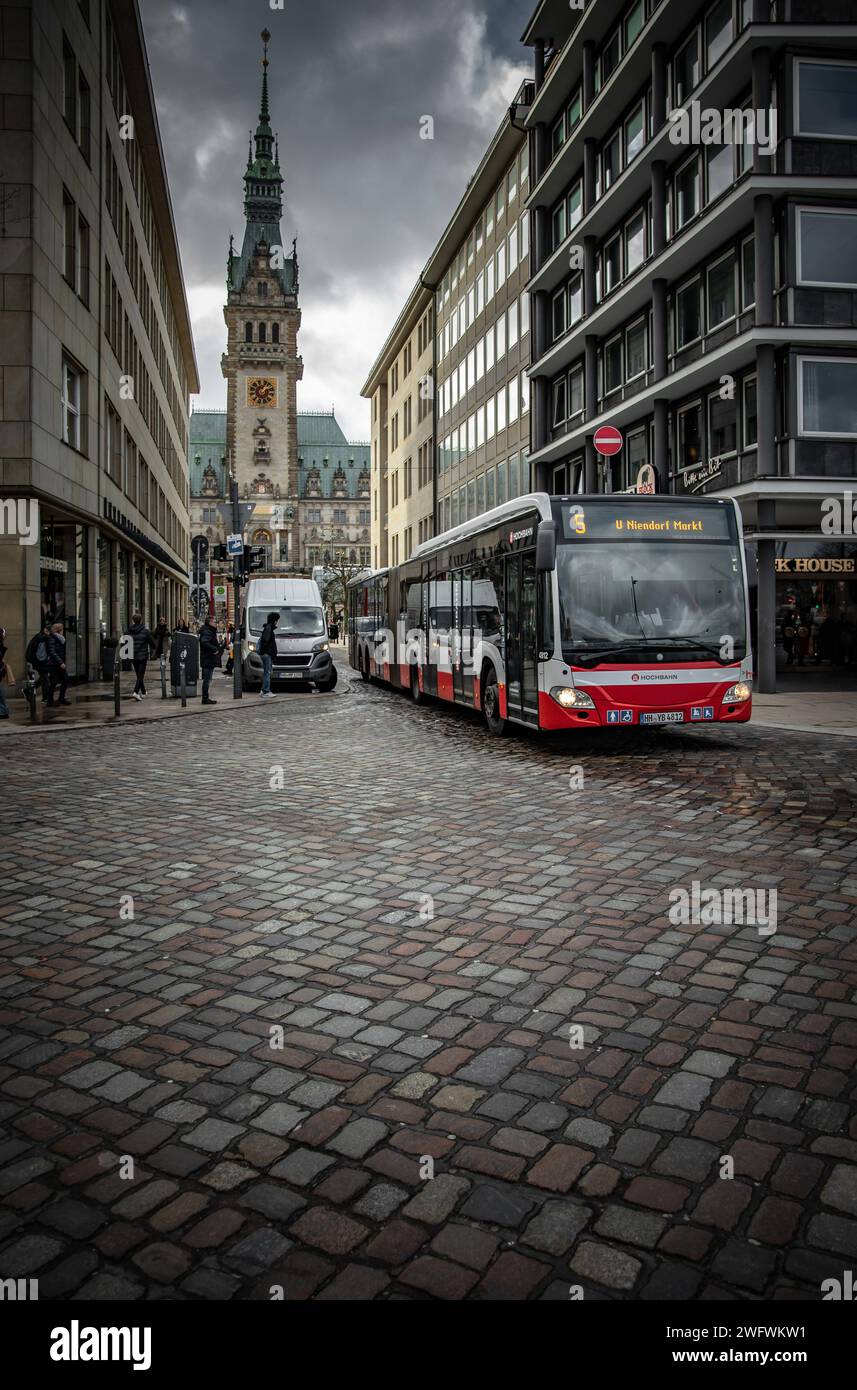 Bus im hintergrund hi-res stock photography and images - Alamy