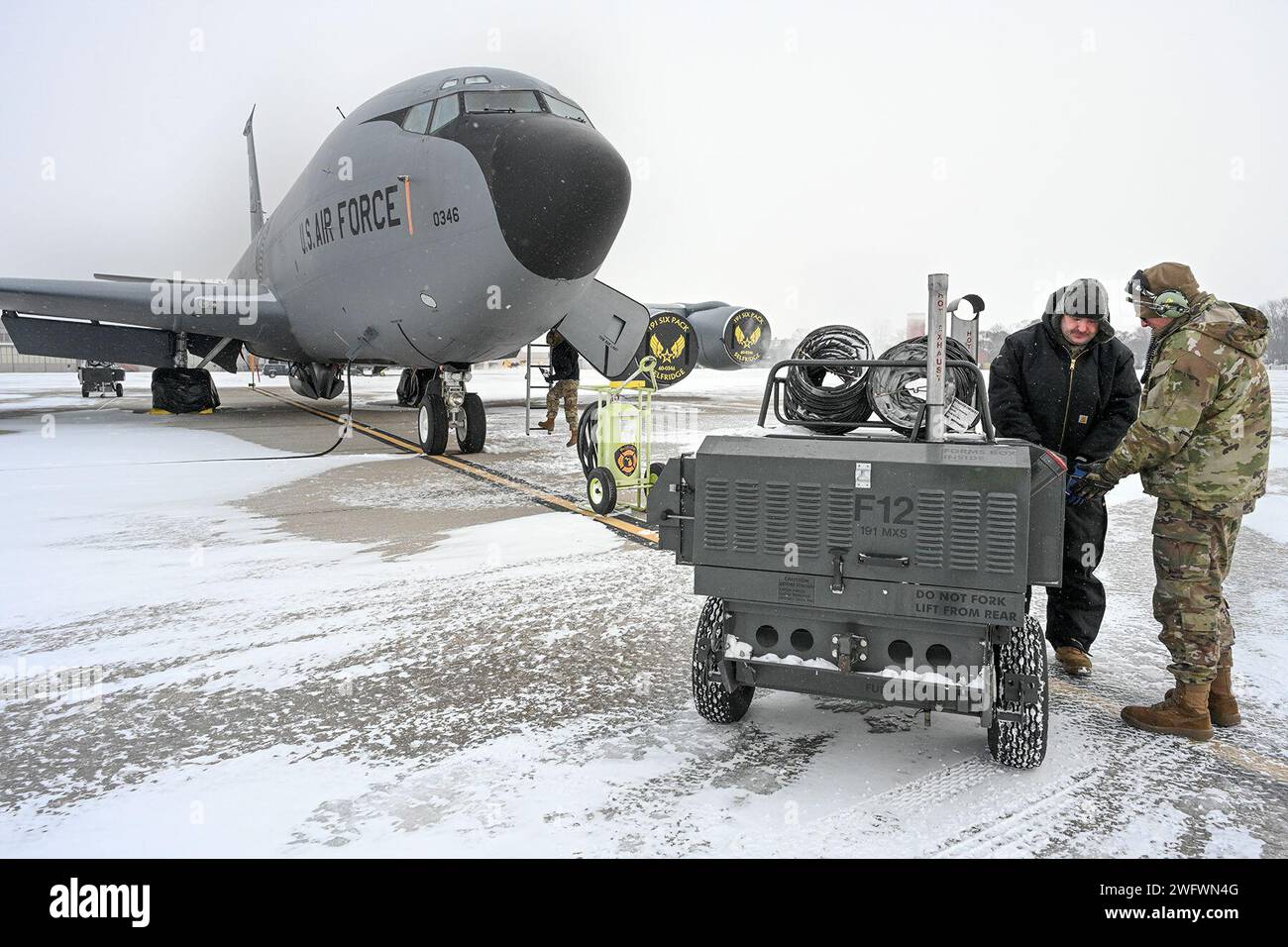 Mobile aircraft maintenance hi-res stock photography and images - Alamy
