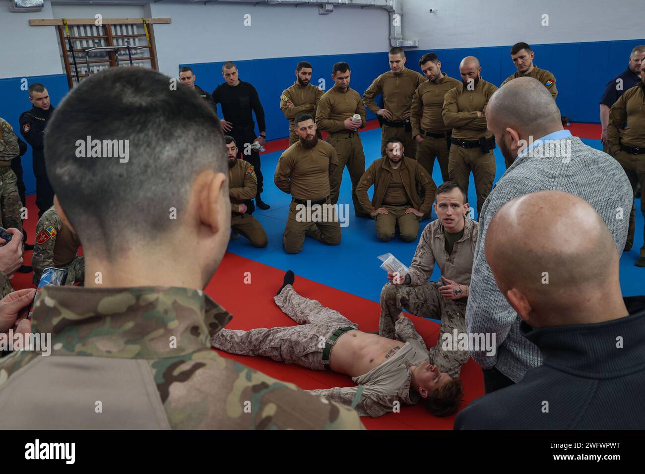 Bandage instruction hi-res stock photography and images - Alamy