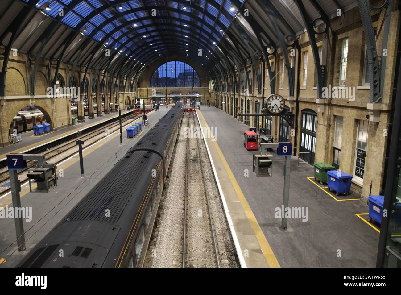 Kings cross platform view hi-res stock photography and images - Alamy